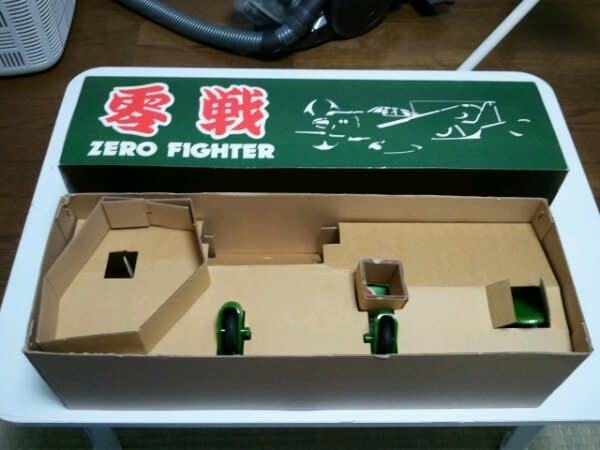 丸彰製のブリキ玩具で、ゼロ戦(零式艦上戦闘機:零戦)です 丸彰製のブリキ玩具で、ゼロ戦(零式艦上戦闘機:零戦)です