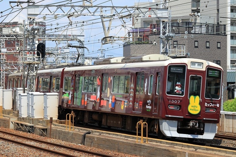 阪急宝塚線のミッフィー号を撮影~中津駅にて_22/08/07 - 80年生 阪急宝塚線のミッフィー号を撮影~中津駅にて_22/08/07 - 80年生
