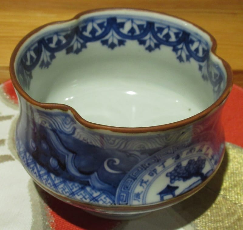祥瑞手 染付胴〆変形茶碗 五良太甫呉祥瑞造銘 - 夜噺骨董談義 祥瑞手 染付胴〆変形茶碗 五良太甫呉祥瑞造銘 - 夜噺骨董談義