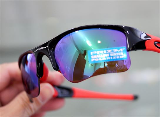 オークリーから釣りに特化した PRIZM Water レンズを搭載した オークリーから釣りに特化した PRIZM Water レンズを搭載した