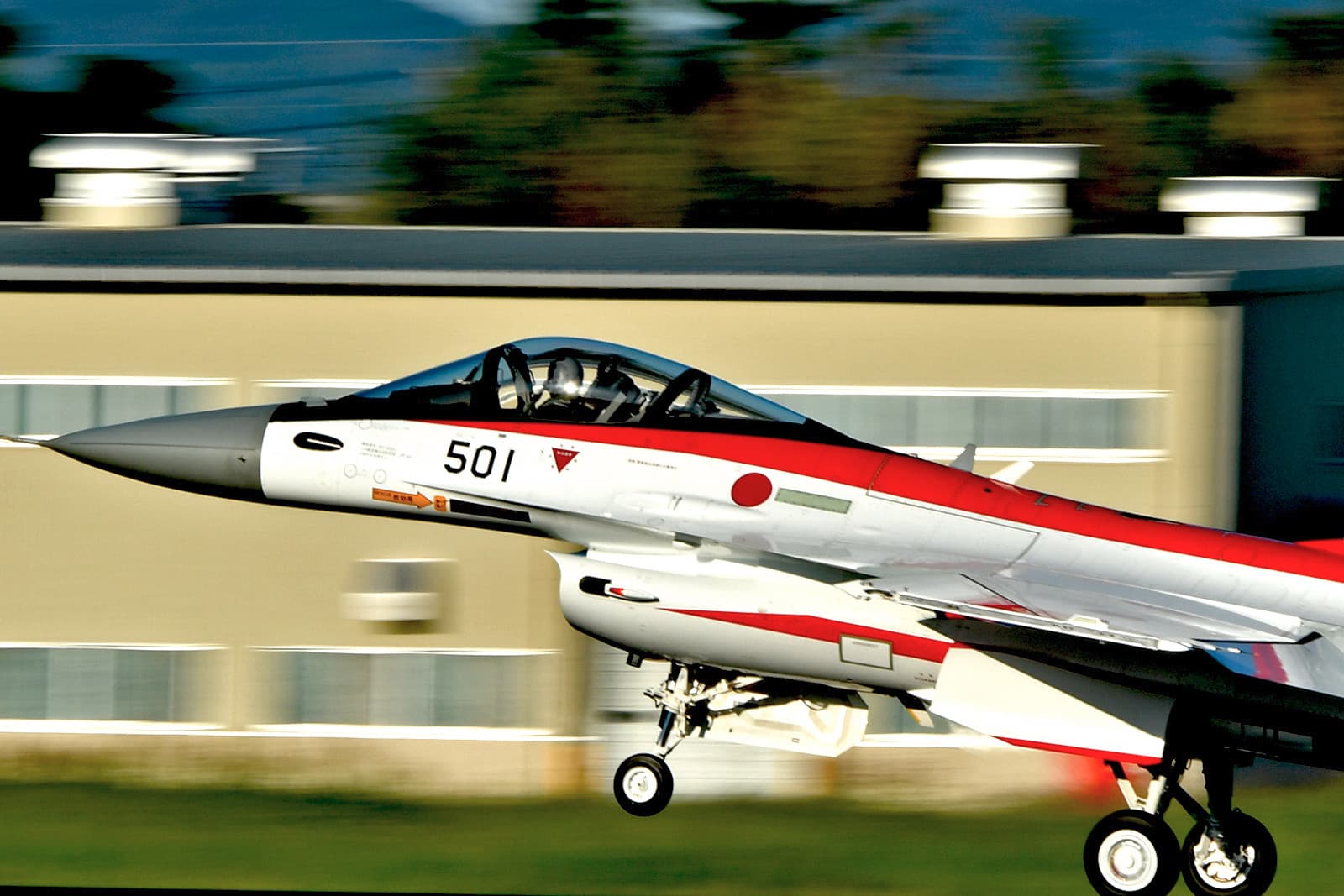 航空自衛隊小牧基地 三菱重工 F-2A 501 テストフライト - 自然との共有