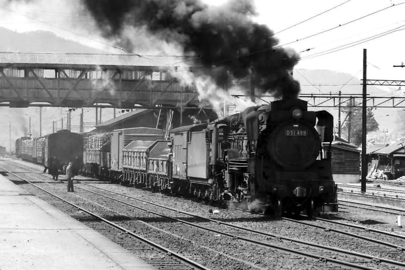 後藤工場式除煙板をつけたD51 499 - 鉄道親爺の窓