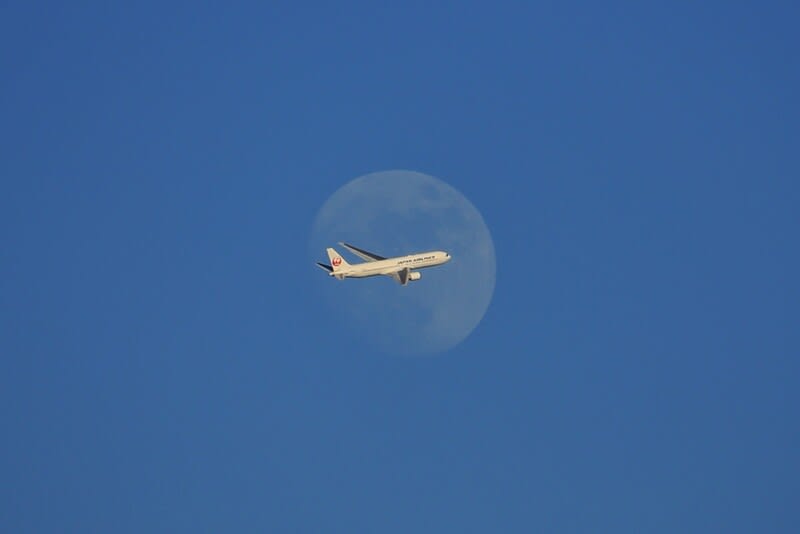 昼下がりの月と飛行機（3） - morinoki2011