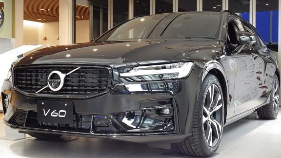 【洗練さを際立たせたスポーティグレード】ボルボ・新型V60 B5 R-Design 展示 in ボルボ・カー金沢 - ハリアーRXの業務日誌！？